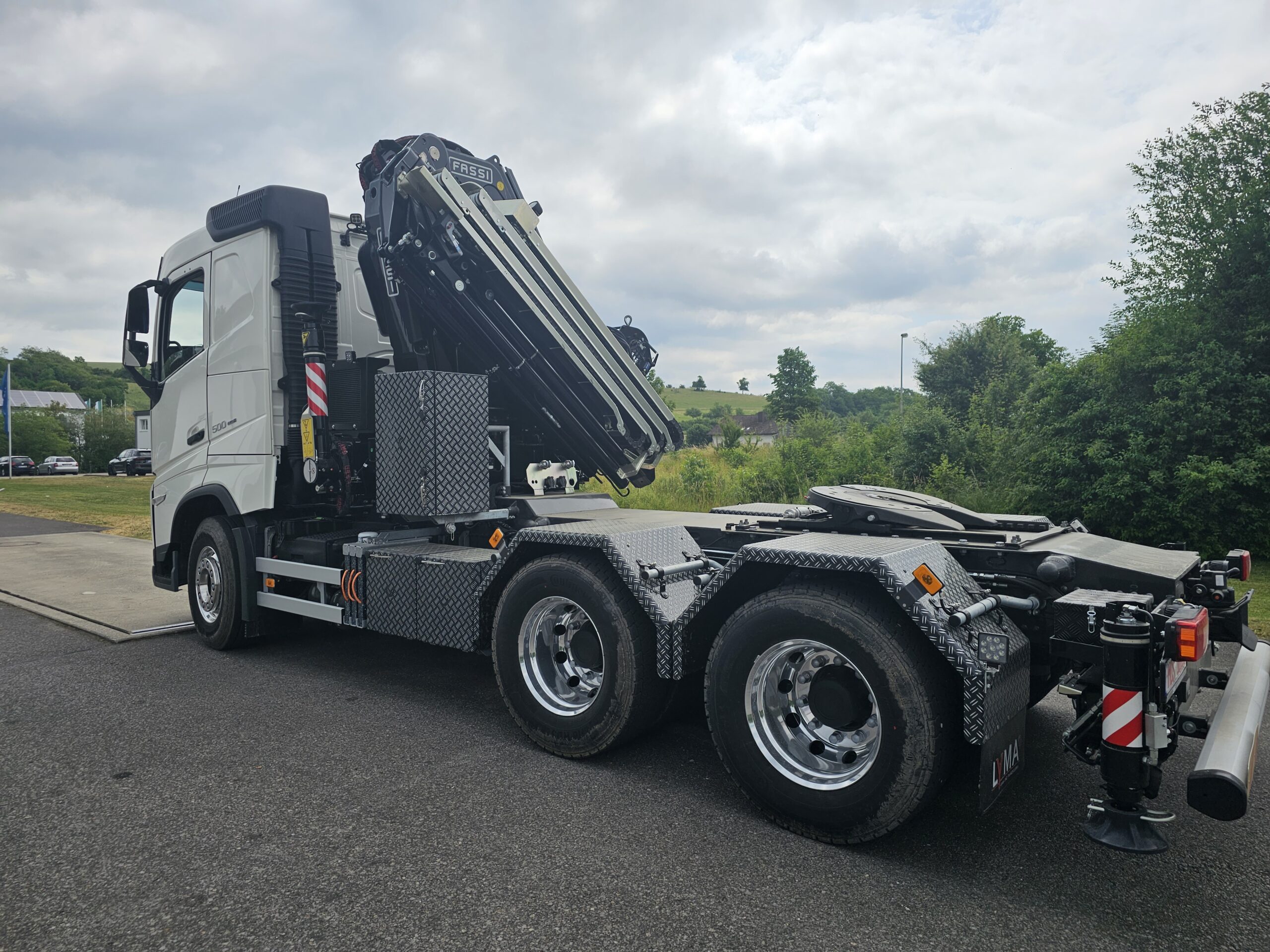 VOLVO FH-500 mit FASSI KRAN — FHE Kranservice GmbH